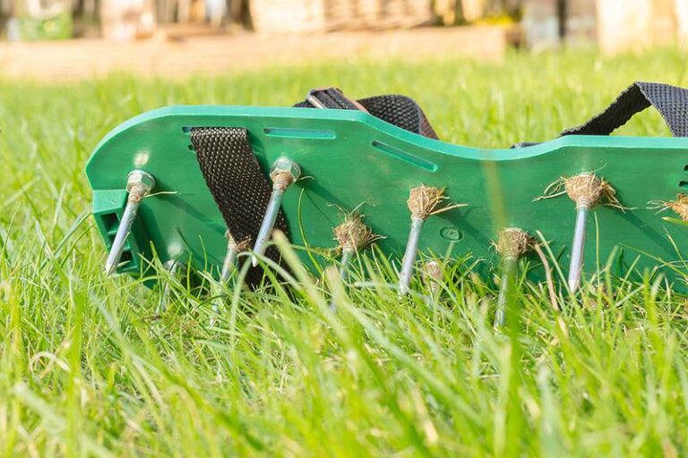 Airear el suelo de tu césped: la clave para un jardín perfecto